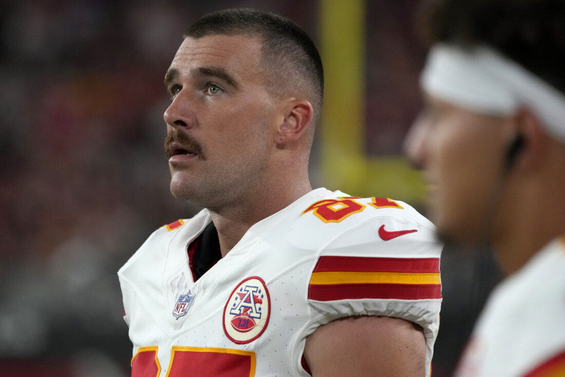Chiefs’ All-Pro TE Travis Kelce hyperextends knee in practice for ...